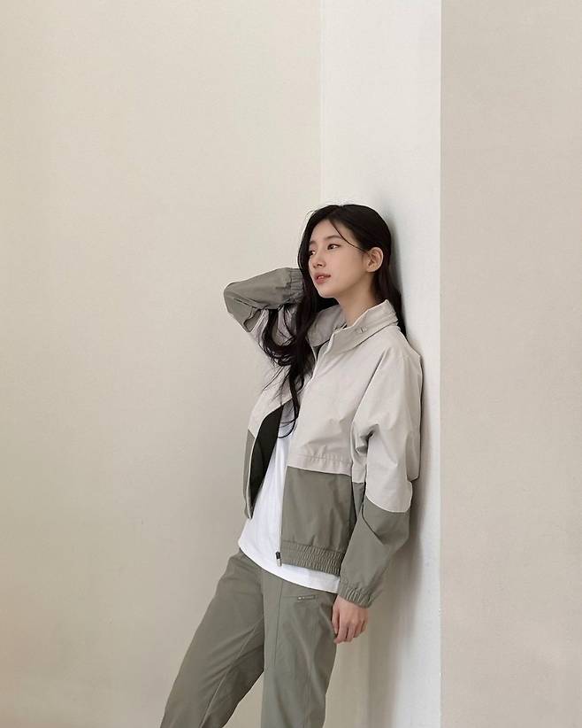 수지 다가온 봄에 운동 준비 바람막이 데님 팬츠 애슬레저룩 스타와 패션