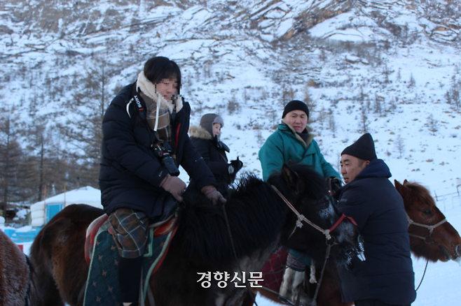 초원만 있는 줄 알았지 설원도 한없이 눈부셔겨울 몽골
