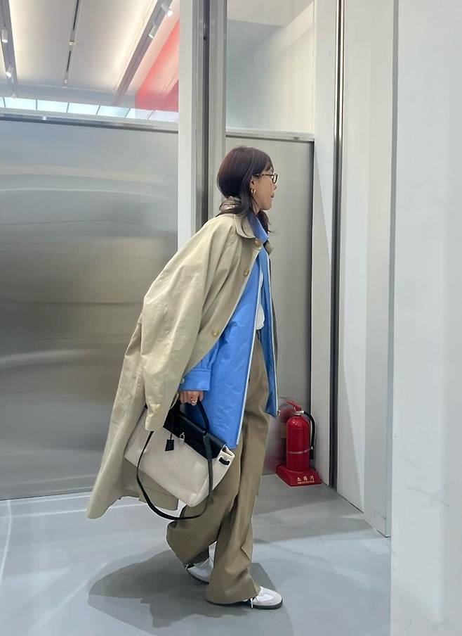 채정안 코트 위에 코트 집업 바람막이와 트렌치코트 스타일링 끝판왕 패션엔