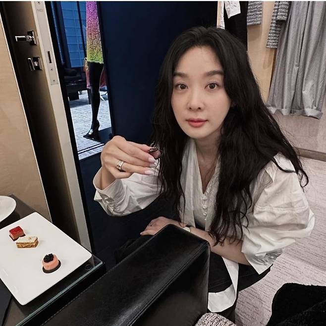 이청아 멋졌던 2월의 순간들세련된 원피스 코트 데님 팬츠룩 스타와 패션