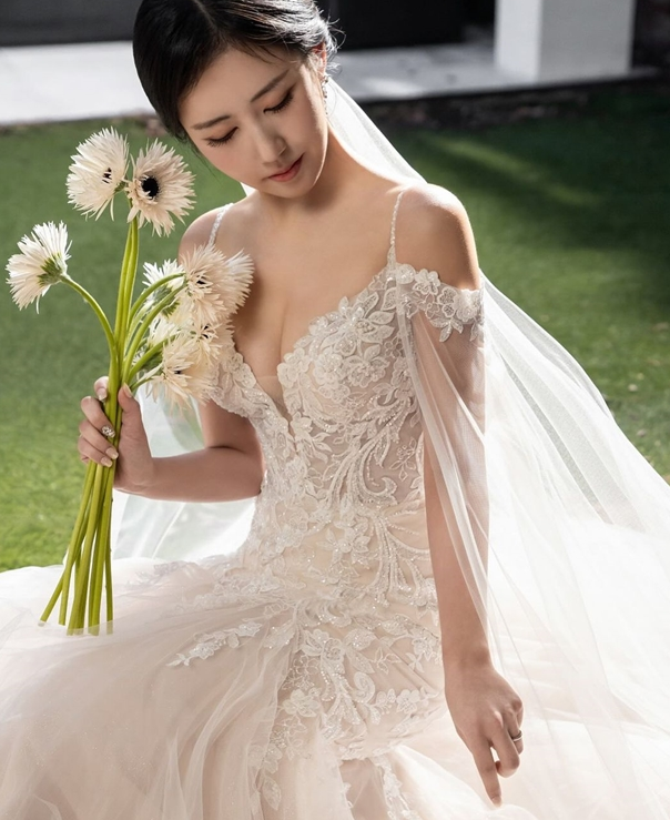 열애설없이 깜짝♥결혼발표한 35세 연예인웨딩화보속 웨딩드레스 어썸클