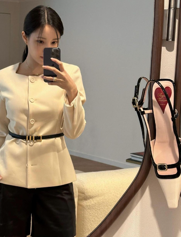 36세 믿기지 않는 외모초미니룩 핏 완벽해 놀라운 여가수미니투피스룩 어썸클