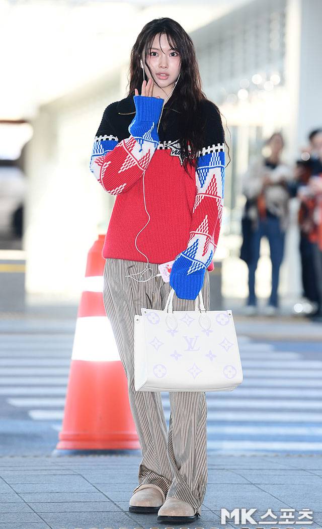 뉴진스 혜인 ‘레트로 감성 물씬 고급스러운 스웨터 공항패션 스타와 패션
