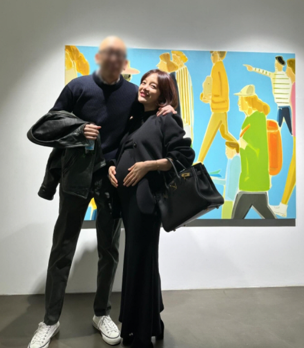 열애10년결혼3년만에 임신♥알린 42세 유명 여배우만삭 D라인 원피스룩 어썸클