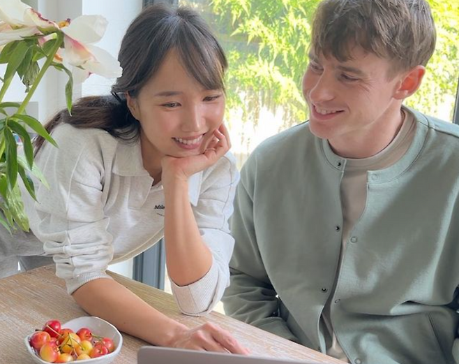 결혼♥9년만에 어렵게 임신한 소식 전한 커플커플화보속 커플룩 어썸클