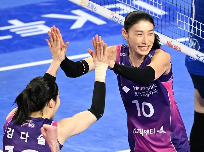 ‘김연경 36득점 맹활약 흥국생명 Ibk기업은행 꺾고 선두 탈환정관장도 7년만에 봄배구 진출 스경x현장