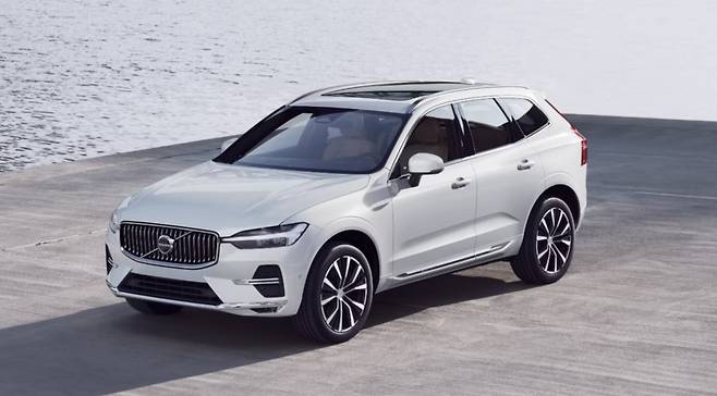 "상품성이냐 안전성이냐" 제네시스 GV70 페이스리프트, 볼보 XC60 잡을 수 있을까? | M투데이