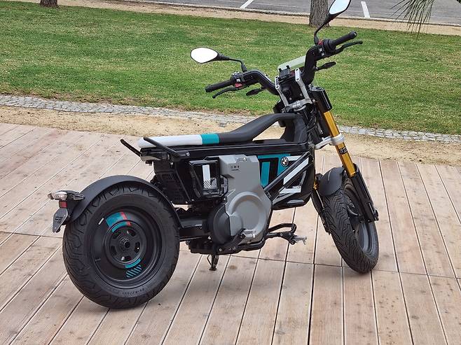 [시승기] BMW 전기바이크 CE 02 e파쿠르어 '내 몸처럼 바람을 가른다' | 지피코리아