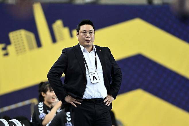 여자핸드볼 만년 하위팀 경남은 어떻게 7위에서 2위까지 올라왔나 원성윤의 피봇플레이