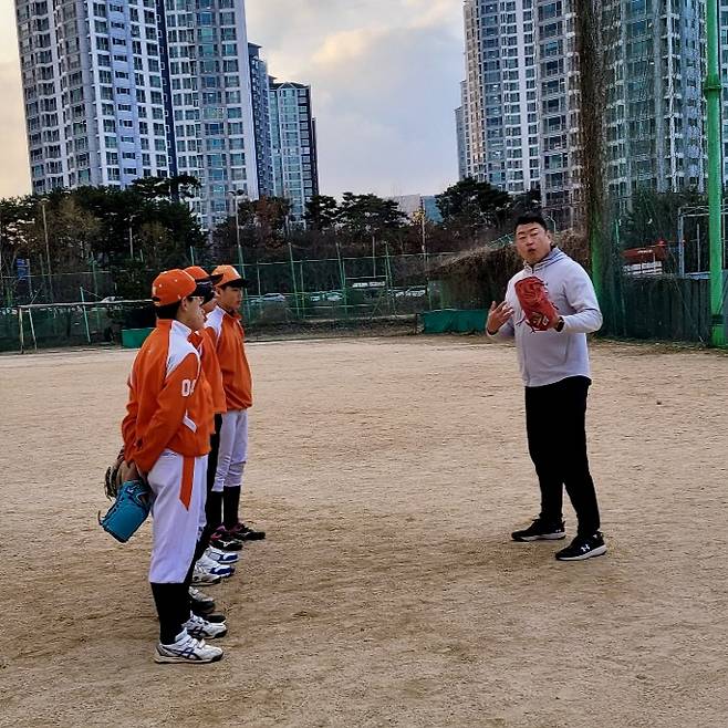 회비면제 파격 독립야구단 지역 꿈나무 위한 재능기부까지 전 방위 활동장원진 감독과 화성시의 꿈과 열정