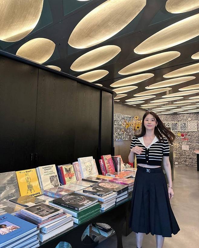 한지혜 39세 육아 잊은 짧은 크롭 세련된 블랙 앤 화이트 니트 플리츠스커트 패션 스타와 패션