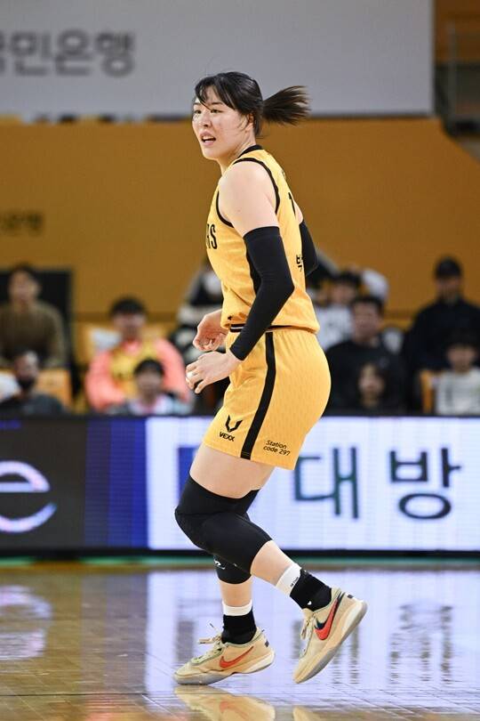 [WKBL PO BK 리뷰] ‘3Q 3점 5방’ KB, 하나원큐 제압 … 챔피언 결정전 진출 확률 85.7%