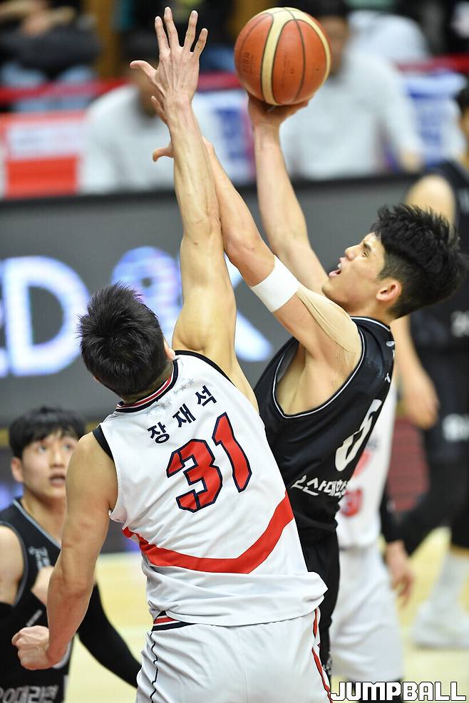 [JB포토] KT 하윤기 '수비 피하며 공격'