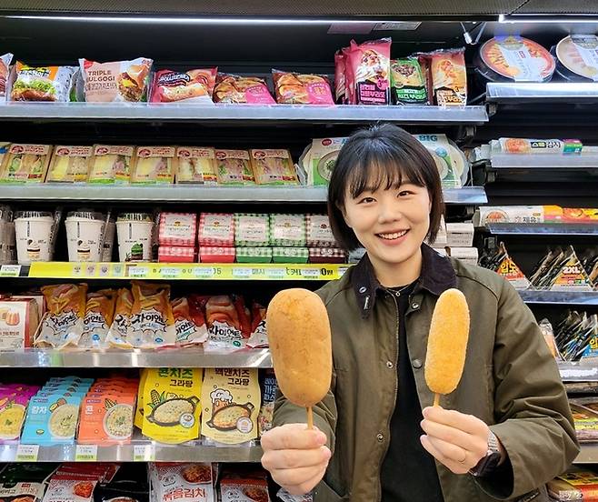 내 소시지는 두배 더 커”슈퍼 라지킹 핫도그·컵라면이 편의점 접수