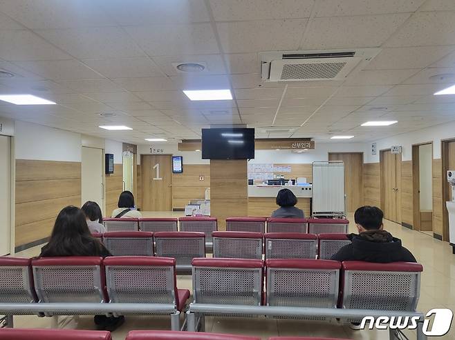 과로한 업무로 고개 떨군 의료진공보의 4명 투입된 경북대병원에선