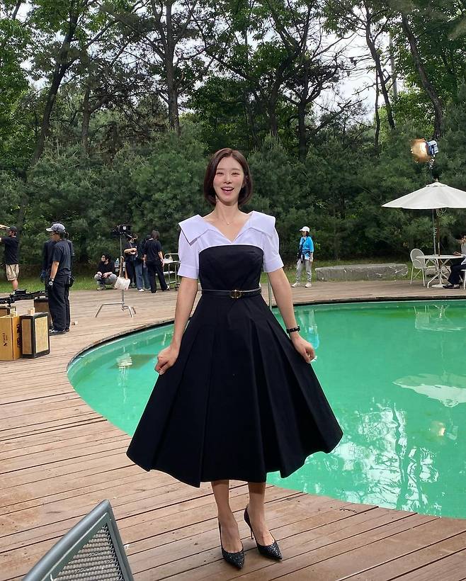 눈물의여왕 이주빈 촬영장속 공개 페미닌룩 원피스플레어스커트 라이프 뉴세이