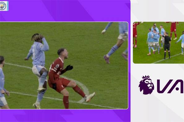 가슴을 발로 내려찍었는데 ‘노PK’... VAR 대화까지 나왔다! “발 위치는 합리적”