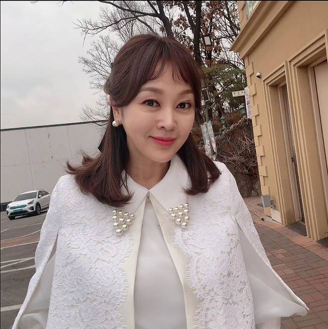 이승연 어디까지 어려지나 55세 파워 동안 청순한 케이프 스커트 패션 스타와 패션