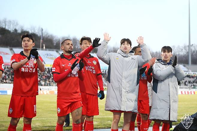 파란색 대신 빨간색 유니폼 충남아산fc 팬들 화난 이유