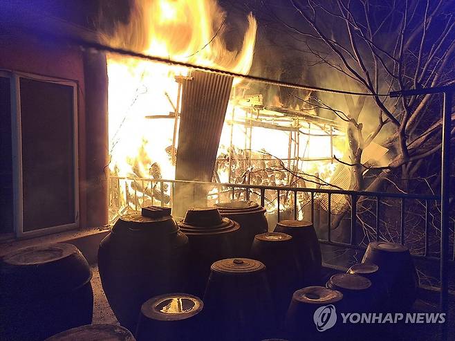 불에 타고 있는 정읍 사찰