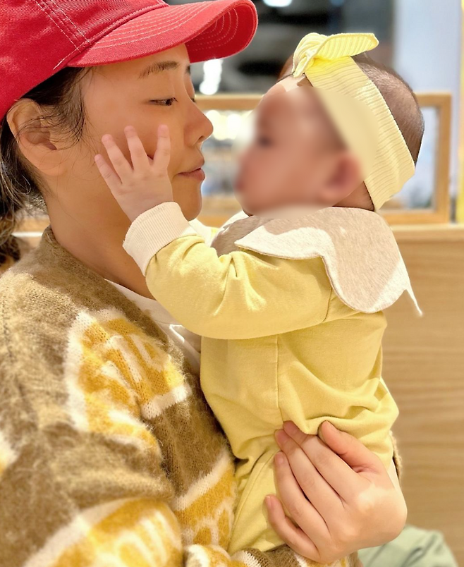 9살연하와 결혼 8년만에 첫아이 가진 소식 전한 46세 여가수 셀럽뉴스