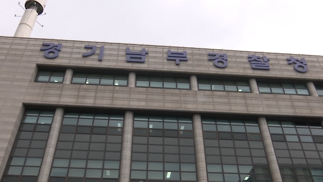유치원 문에 4살 아이 손가락 절단교사 아동학대 송치