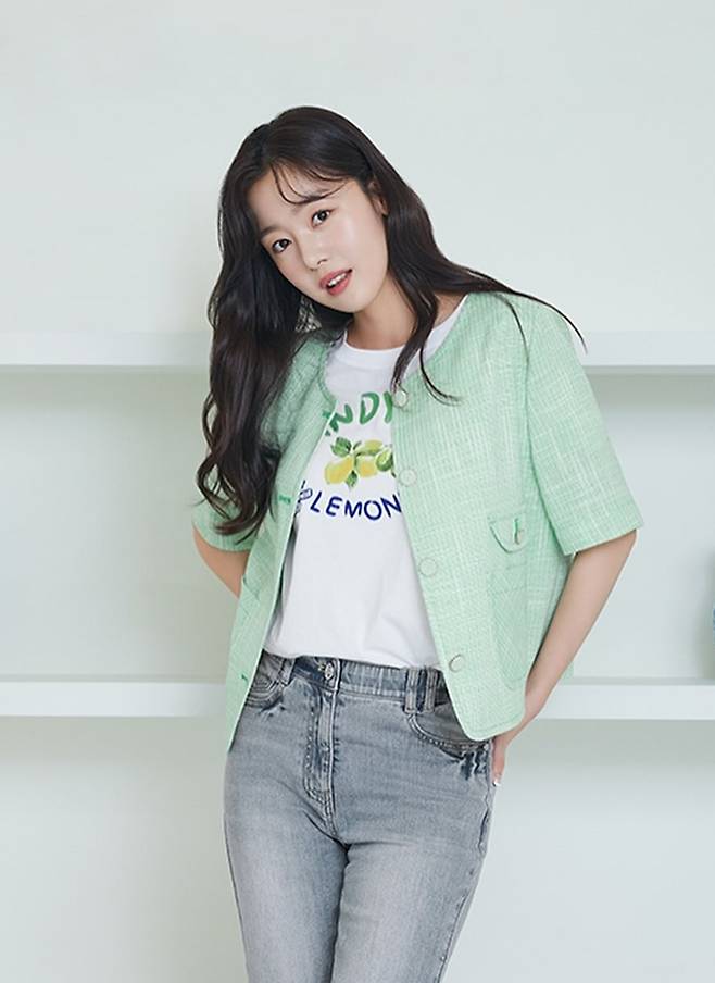한선화 봄 재킷 끝판왕 툭 걸친 그린 재킷 상큼 꾸안꾸 데일리룩 패션엔