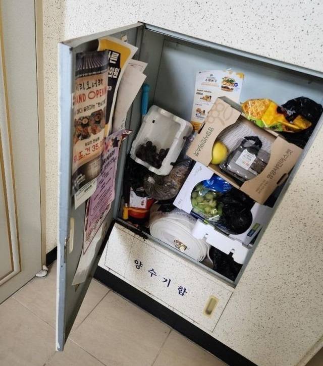 현관문 옆 소화전서 ‘썩은 냄새 진동문 열어봤더니 ‘헉