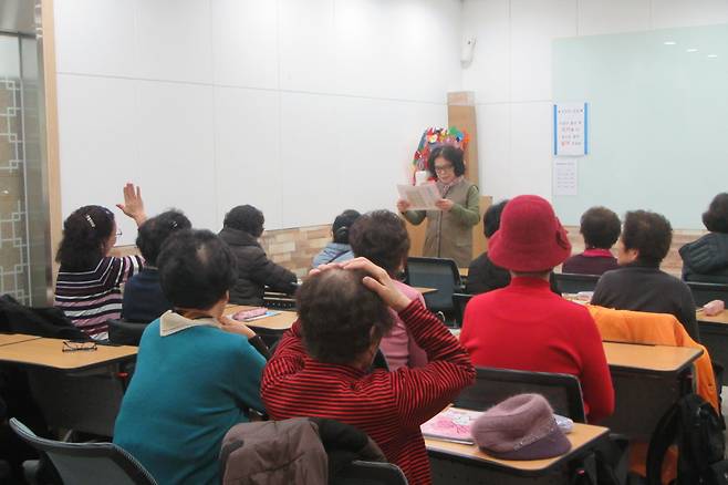 더 늦기 전에 공부의 한恨 풀고파”60대 부부·자매가 손 맞잡고 나누는 새학기 소감