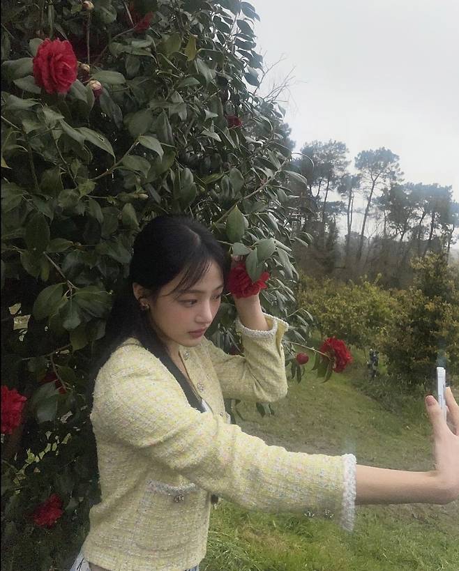 샤넬 요정 민지 화려한 일상 공개한 트위드 셋업 청청패션 믹스매치룩 스타와 패션