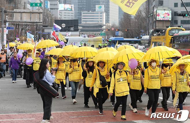 세월호 참사를 기억하기 위한 노란 우산 행렬