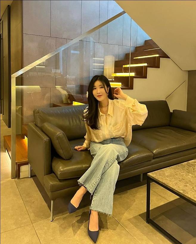 이해리 옆은 누구 강민경과 16년 우정 놀라운 블라우스 데님 팬츠룩 스타와 패션