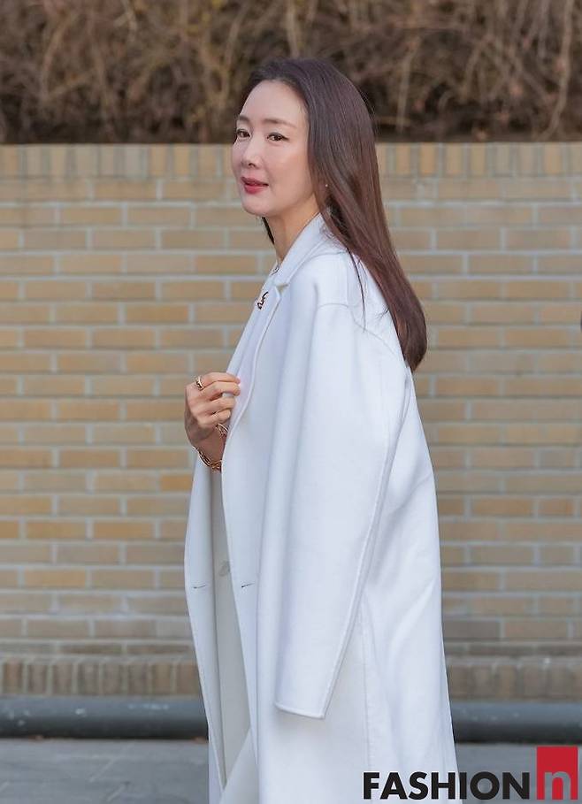 최지우 예쁜 엄마의 청담동 외출 49세 믿기 힘든 화이트 코트룩 패션엔