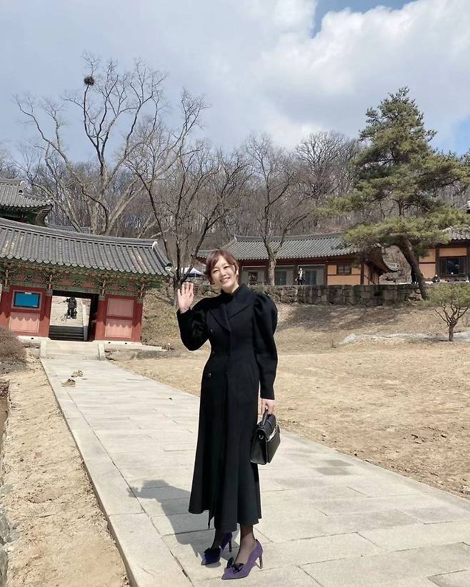 이승연 코트 원피스에 하이힐 신고 우아한 철원 도피안사 방문 스타와 패션