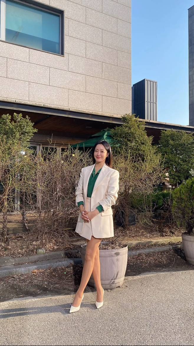 김희선 다리가 이렇게 길었나 독보적인 비율 자랑한 정장 셋업 하의실종룩 스타와 패션