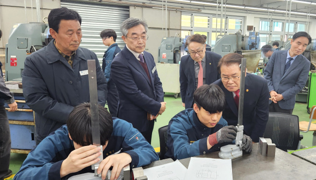이정식 고용노동부 장관 경북기계금속고등학교 현장간담회 진행