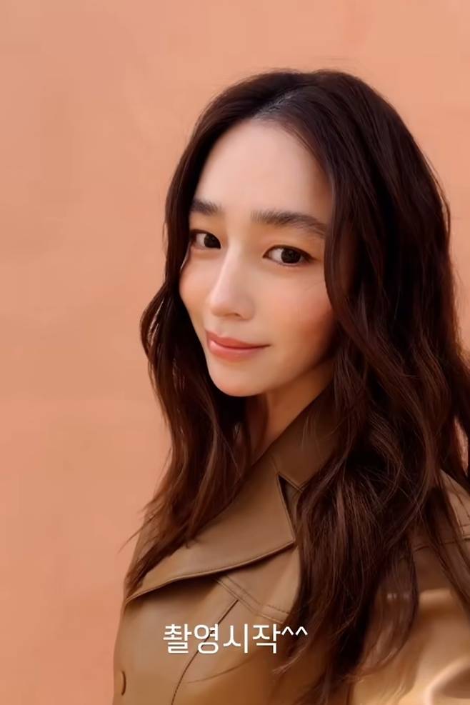 둘째맘 이민정 출산 세 달 만에 미모 컴백소프트 웨이브 펌 여신 분위기 완성 뷰티는 내운명
