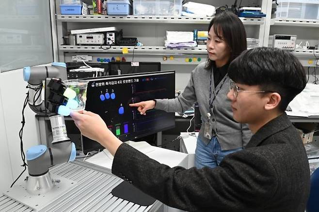 무른 과일도 구분하는 로봇손가락 Etri 360도 초감각 로봇헨드 개발