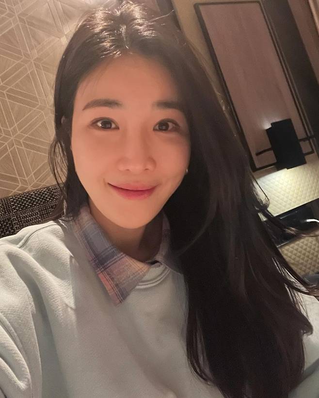 이해리 강민경·곽튜브랑 홍콩서 행복 여행 포근한 니트 베스트 쇼츠 슬랙스 패션 스타와 패션