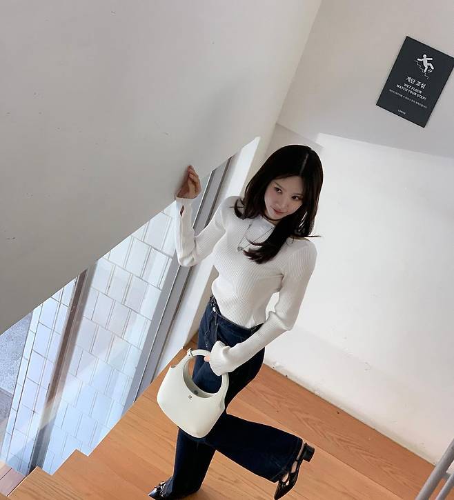 청순 끝판왕 흰 티에 청바지 스타일링 알아보기 더부티크