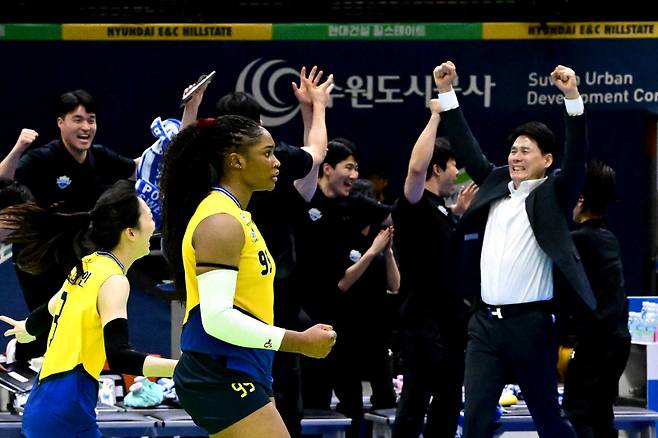현대건설 13년 만의 통합 우승 단 한 걸음 남았다흥국생명에 또 풀세트 승리 모마 34득점 폭발