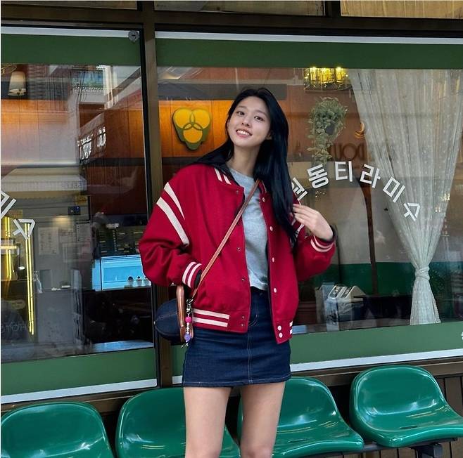 설현 이기적인 비율 자랑 대학생 같은 야구점퍼 미니스커트 나들이룩 스타와 패션