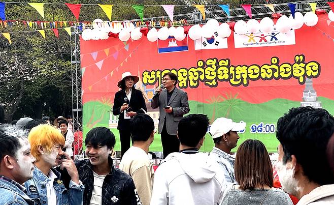 캄보디아 설날 쫄츠남 고향 못 가나 함께 즐겨
