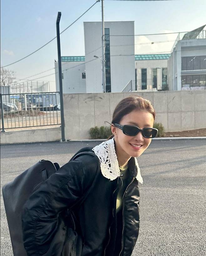 이시영 레깅스야 보디슈트야 선글라스에 항공 점퍼 걸치고 멋스러운 데일리룩 스타와 패션