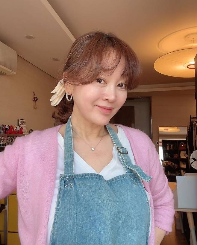 이승연 주부 9단 55세 파워 동안 놀랍다 앞치마 카디건 체크 패턴 바지 패션 스타와 패션