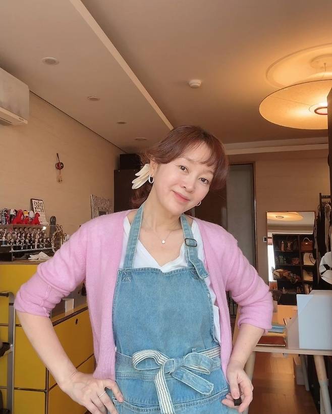이승연 주부 9단 55세 파워 동안 놀랍다 앞치마 카디건 체크 패턴 바지 패션 스타와 패션