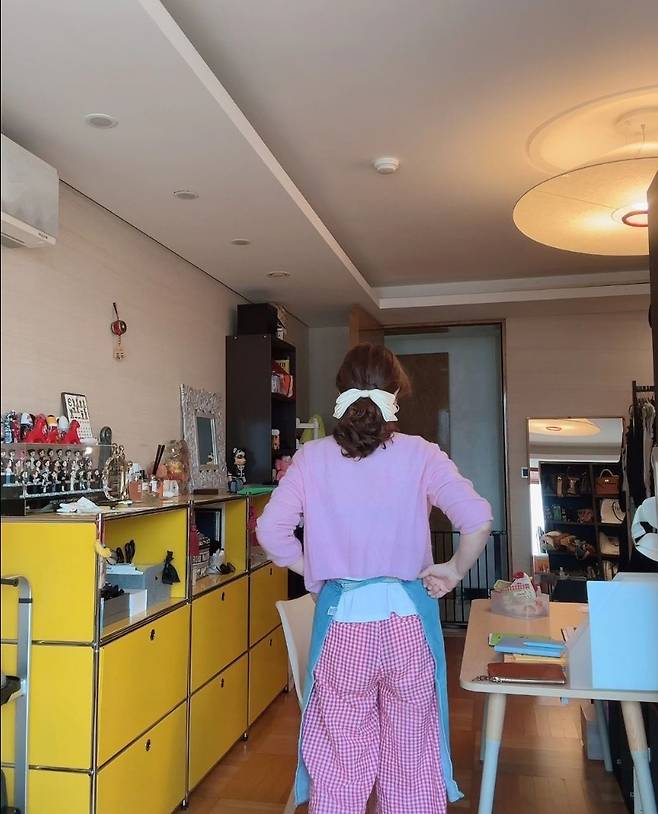 이승연 주부 9단 55세 파워 동안 놀랍다 앞치마 카디건 체크 패턴 바지 패션 스타와 패션