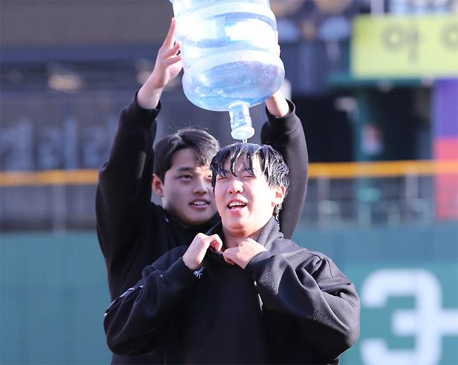 깜짝 데뷔 황준서 화려한 첫승 한화 7연승 선두
