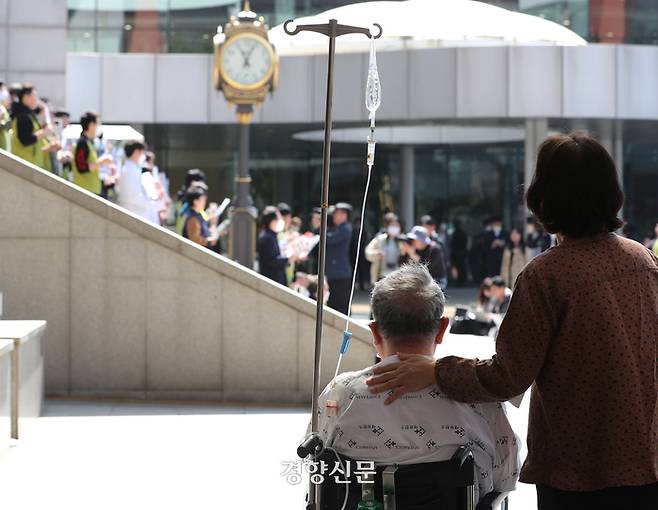 우리도 사직하면 되는 건가요”···무급휴가·불법진료 위기에 내몰린 병원 노동자들