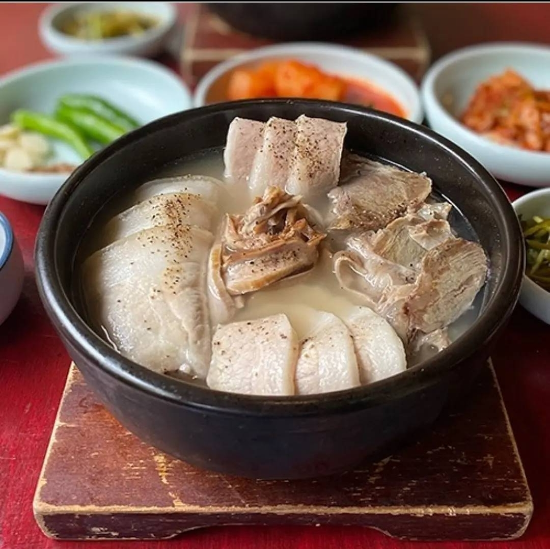부산 돼지국밥이 싱가포르서 ‘오픈런 맛집엄용백을 아십니까 신기방기 사업모델